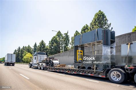 흑인과 백인 클래식 빅 리그 세미 트럭 트랙터 운송 스텝 데크 세미 트레일러 넓은 고속도로 도로에서 운전 0명에 대한 스톡 사진 및 기타 이미지 Istock