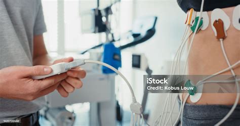 병원 시험 또는 상담하는 사람들 환자에 환자 위장에 홀터 모니터 기계를 가진 의사 심장학에서 여성 의료 심전도 기술 및 심장 건강과의 의료 전문가 상담의 손 맥박 추적에