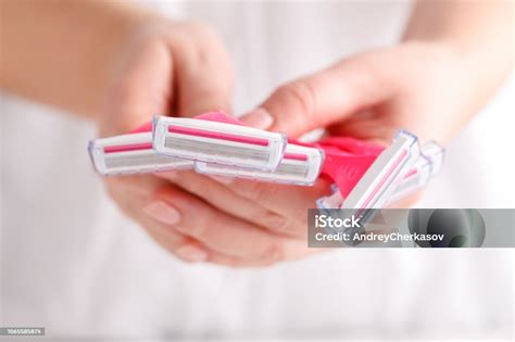 흰색 배경 흐리게 추상에 여성 손에 일회용 면도기 제 모 레이저 제 모와 피부 관리 개념 가꿔주기에 대한 스톡 사진 및 기타 이미지 Istock
