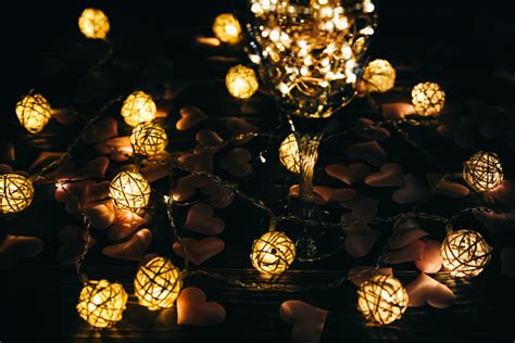 와인 잔에 불이 들어있습니다 배경에 마음 낭만적 인 사랑 개념입니다 축제 아이디어 발렌타인 데이 엽서입니다 2월에 대한 스톡 사진 및 기타 이미지 Istock