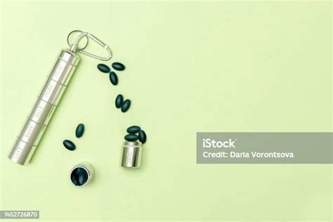 알 약의 주간 매일 금속 용기 정제 비타민 흰색 배경 알 약 상자 디스펜서 약물 정제 영양 보충제 질병 바이러스에 대한 치료 의학의 복용량 0명에 대한 스톡 사진 및 기타