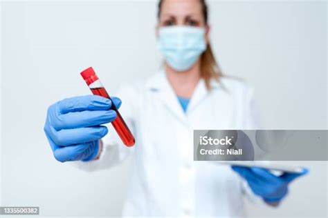 바이러스 발견 새로운 실험실 실험 프리젠 테이션 작업복 보호 장비를 착용 독성 바이러스 분석 연구 35 39세에 대한 스톡 사진 및 기타 이미지 Istock