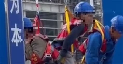 공사장서 줄에 대롱대롱 매달린 남성들…무슨 일이