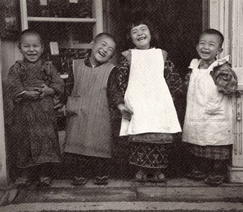 Laughing Japanese children in the Taisho Era 1918 大正時代の子供たち右端に悍右