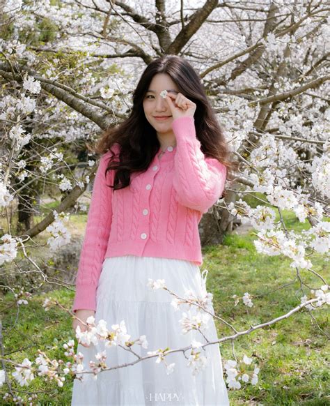 제주스냅ᰔ해피그라피 찐행복ෆ 신부님 표정에 찐행복이 가득해요 평소 서로를 업어줄 일이 잘 없지만 촬영 때라도 어부바 해준다면 정말 자연스럽고 예쁜 미소컷을 얻을 수