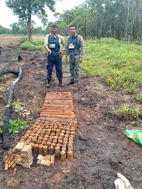 មីន ជាង ២០០ គ្រាប់ ត្រូវបាន មន្ត្រី ជំនាញ រកឃើញ នៅ ស្រុក បន្ទាយ អំពិល ខេត្ត ឧ ត្ត រ មានជ័យ