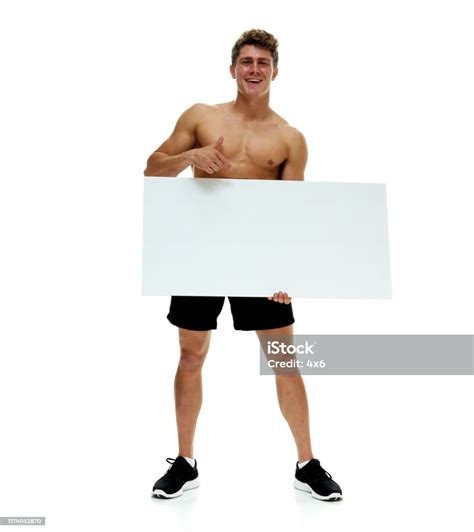 전체 길이한 남자 만정면 보기2029세 성인 잘생긴 사람들의 카메라를 보고 갈색 머리짧은 머리 코 카 서 스 남성젊은 남자 발표자 실행조깅흰색 배경시원한 태도제시 가리키기에