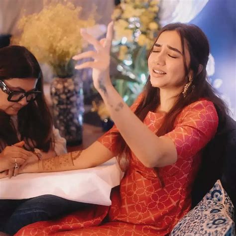 प्राजक्ता कोली के हाथों में सजी वृशांक के नाम की मेहंदी धूमधाम से शुरू