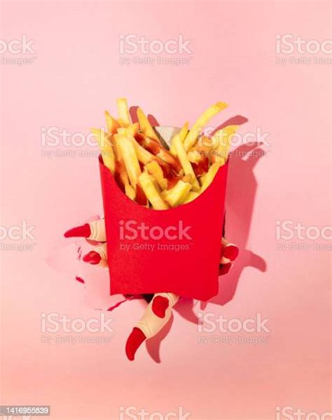 빨간 종이 상자와 찢어진 종이에 감자 튀김을 들고 빨간 손톱으로 손으로 만든 창조적 인 레이아웃 할로윈 초현실적 인 짜증나는 아이디어 분홍에 대한 스톡 사진 및 기타 이미지