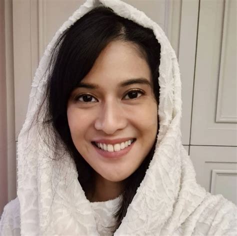 Dian Sastro Unggah Foto Berhijab Dengan Caption Misterius Netizen Nebak Nebak Sudah Khatam