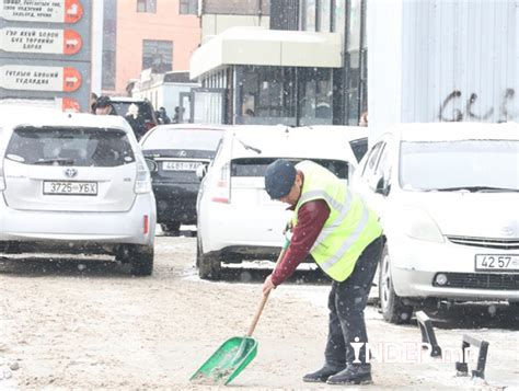 Нийтийн эзэмшлийн зам талбайг 700 гаруй хүн цэвэрлэж байна