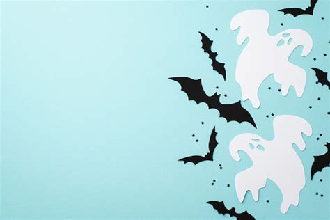 할로윈 개념 유령 박쥐 실루엣과 검은 색 색종이의 탑 뷰 사진 카피 스페이스가있는 고립 된 파스텔 블루 배경 10월에 대한 스톡 사진 및 기타 이미지 Istock