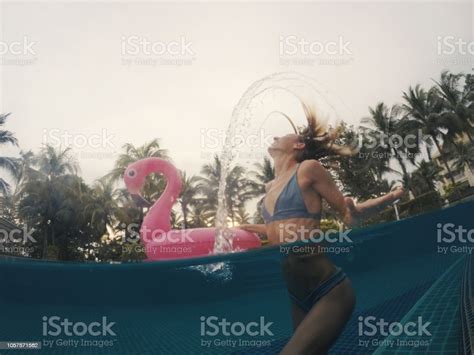 젖은 머리를 던지기 풍선 플라밍고와 수영장을 즐기는 휴가에 젊은 여자의 수 중 샷 사람들이 여행 휴가 이국적인 장소 개념에 20 29세에 대한 스톡 사진 및 기타 이미지