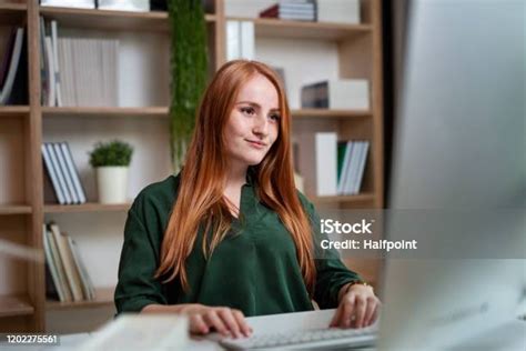 젊은 사업가가 컴퓨터를 사용하여 사무실의 책상에 앉아있습니다 건축에 대한 스톡 사진 및 기타 이미지 건축 긴 내부 Istock