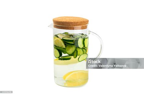 레몬 라임 민트가 있는 오이 물은 흰색 배경에 고립되어 있습니다 음료수 잔에 얇게 썬 오이를 넣은 물 토닉 상쾌한 음료 오이 레모네이드 여름 자연 쿨링 드링크 0명에 대한