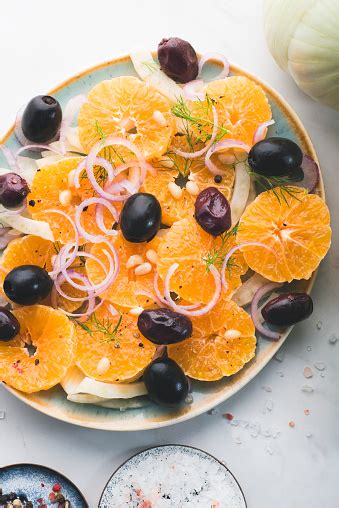 회향 오렌지 및 올리브를 곁들인 전통적인 시칠리아 이탈리아 비타민 샐러드 흰 접시에 회향과 오렌지 감귤류 샐러드 날것 채식주의
