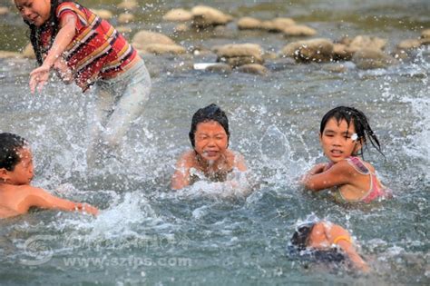 顽童戏水 村孩戏水 乡村戏水 第6页 大山谷图库