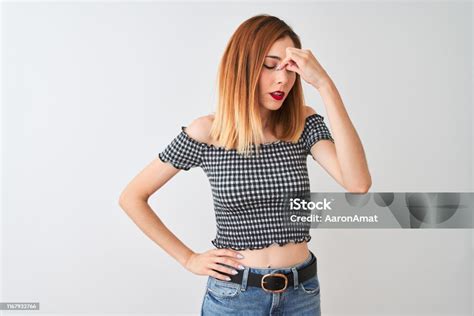 편안한 빨간 머리 여자 에 서 고립 된 흰색 배경 피곤 마찰 코와 눈 피로와 두통을 느끼고 스트레스와 좌절 개념 T 셔츠에 대한