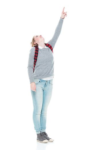 전체 길이 측면 보기 프로필 보기 1617 세 아름 다운 금발 머리 세대 Z 젊은 여자 여자 십 대 여자 고등학생 중학생 서 있는 가방을 가리키는 16 17 살에 대한 스톡