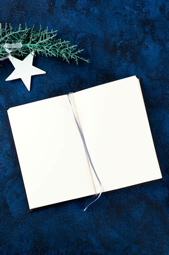 새해 해상도 또는 버킷 리스트 개념입니다 진한 파란색 배경에 플랫레이 오버헤드 모형 감사에 대한 스톡 사진 및 기타 이미지