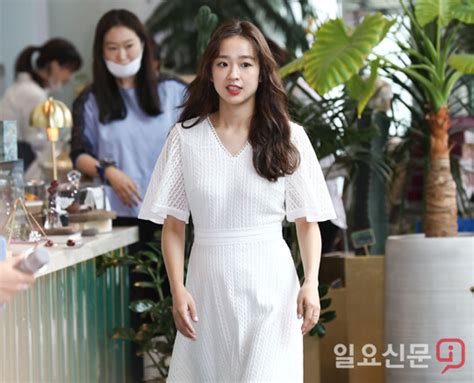 긴장한 표정으로 등장하는 손연재 일요신문