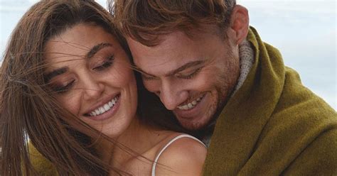 В Сети появилось горячее фото Ханде Эрчел и Керема Бюрсина со съемок