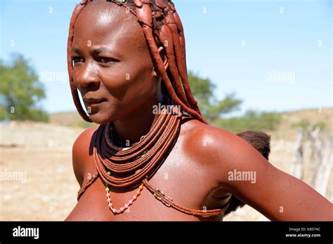 Namibia Kaokoland Oder Kaokoveld Himba Dorf Junge Frau Himba Stockfotografie Alamy