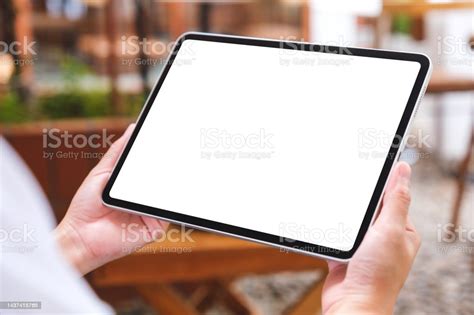 빈 흰색 데스크톱 화면디지털 태블릿을 들고 있는 여성의 모형 이미지 태블릿에 대한 스톡 사진 및 기타 이미지 태블릿 형판
