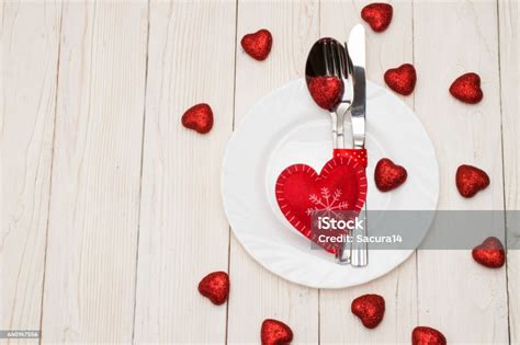 발렌타인 데이를 축하하기위한 테이블 세트 나무 장소 설정 그릇에 대한 스톡 사진 및 기타 이미지 그릇 기념일 낮 Istock