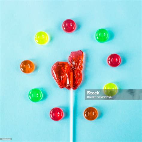 다채로운 캔디의 낯 짝에 수평 아리의 형태로 빨간 막대 사탕 복고풍 과자 에 파란 배경 평면도 평면 위치 귀여운에 대한 스톡 사진 및 기타 이미지 Istock