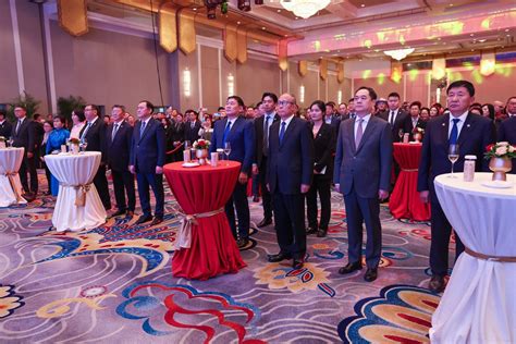 Аж үйлдвэр эрдэс баялгийн сайд Ц Туваан Ерөнхий сайд Л Оюун Эрдэнийн хамт ШХАБ ын гишүүн