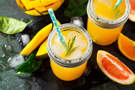 여름 칵테일 상쾌한 감귤 류와 망고 차가운 음료 또는 어두운 돌 배경에 얼음 음료를 만든다 채식 음식 신선한 비타민의 개념입니다 망고에 대한 스톡 사진 및 기타 이미지