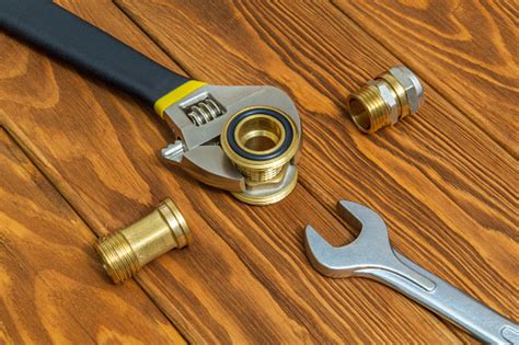 배관 황동 피팅 및 조정 가능한 스패너 근접 촬영 예비 부품의 수리 또는 교체 중 빈티지 나무 판에 0명에 대한 스톡 사진 및 기타 이미지 Istock