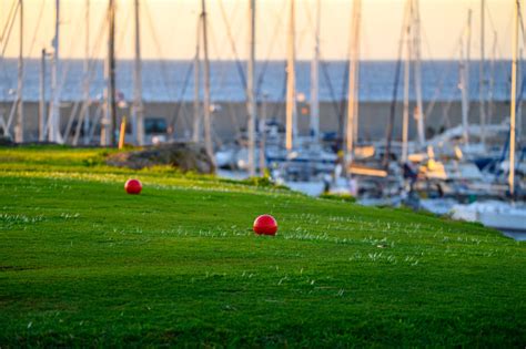테네리페 섬 카나리아 스페인에 초보자와 요트에 대한 큰 빨간 거품 공큰 빨간 거품 공에 상록 잔디 필드에 보기 요트 레크리에이션 선박에 대한 스톡 사진 및 기타 이미지