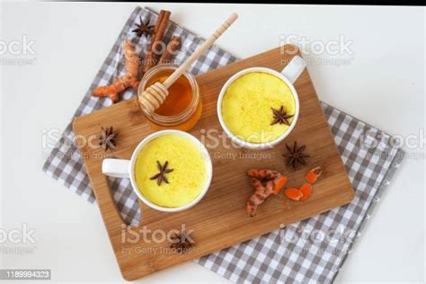 계피와 다른 향기로운 향신료 최고 보기와 황금 심 황 우유 건강하고 향기로운 해독 음료 한방 의학 항 염증 치료 가루로 빻은에 대한 스톡 사진 및 기타 이미지 Istock