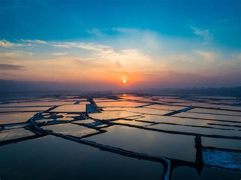 高空俯瞰山西运城瑰丽五彩盐湖斑斓似宝石 1 中国日报网