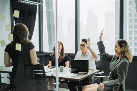 아시아 중국 동료는 사무실에서 회의실에서 프리젠 테이션에 의심이 기업 문화에 대한 스톡 사진 및 기타 이미지 기업 문화 기업 비즈니스 기업 재무와 산업 Istock