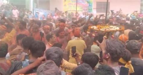 मथुरा गोकुल में गोपियों के साथ छड़ी से खेली कान्हा ने होली