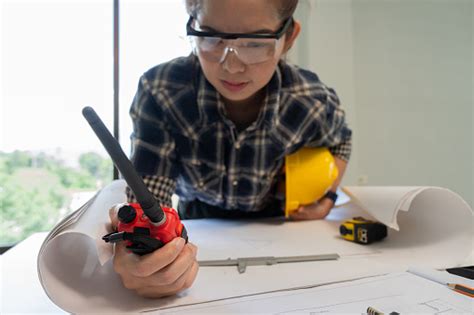 청사진 작업을 하는 건축가 건축 계획을 위한 작업장 엔지니어 검사 건설 프로젝트 스케치 Draft Sports에 대한 스톡 사진 및 기타 이미지 Draft