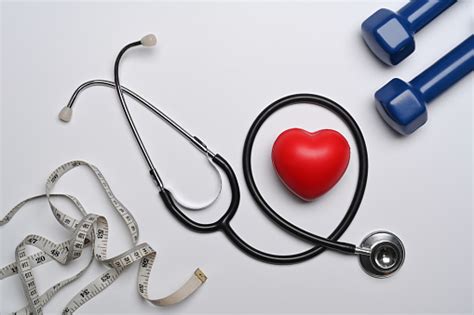 흰색 배경에 플랫 평지 측정 테이프 청진기 및 아령 의료 및 건강 관리 개념 심장에 대한 스톡 사진 및 기타 이미지 심장 인간의 심장 하트 모양 Istock