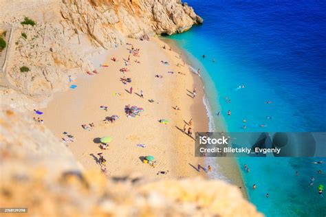 해변과 우산의 최고 전망 휴식과 회복을 위한 공간 여름 휴가와 여행 휴가와 모험 해변과 푸른 물 경관에 대한 스톡 사진 및 기타 이미지 Istock