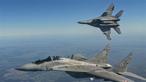 Daily Mail НАТО вдигна бойни самолети в Полша докато Путин използва стратегически