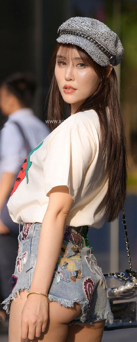 性感黑丝袜美女床上大尺度穿制服大胸露 街拍美女 条码图