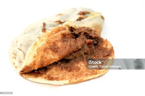 기름 참깨 타히니 커민 향신료 전통적인 인기 있는 이집트 콩 샌드위치의 선택적 초점과 섞인 으깬 파바 콩을 곁들인 샤미 시리아 피타 빵 0명에 대한 스톡 사진 및 기타