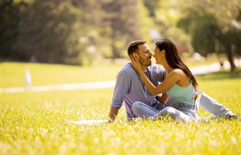 Feliz Pareja Joven Enamorada En El Campo De Hierba Foto Premium
