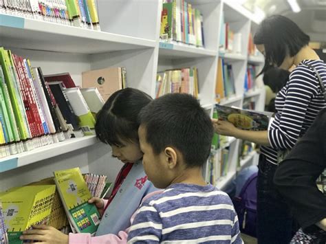 广州最新智能汽车图书馆来了，自助借还，流动服务少儿读者 液压汇