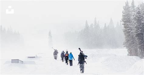 스키를 타고 눈 덮인 슬로프를 가로지르는 한 무리의 사람들 사진 Unsplash의 무료 자연 이미지