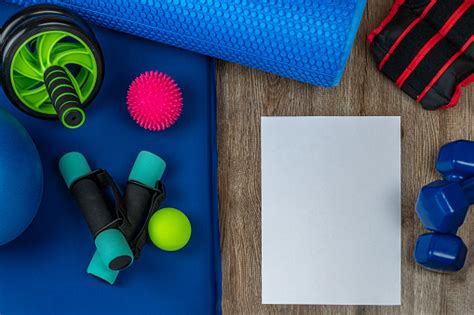 피트니스 액세서리 팔과 다리를위한 덤벨 다리를위한 무게 몸의 경혈을위한 공 프레스와 등을 훈련하기위한 바퀴 피트니스와 요가를위한 롤러의 클로즈업 복사 공간 머리 롤러에 대한