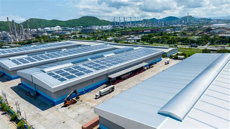 창고 공장의 톱 뷰 태양 전지 Solor 사진 태양 전지 패널 시스템 전원 또는 녹색 생태 전기를 생산하기위한 산업 건물 지붕에 태양 전지 재생 가능 에너지 생산 0명에