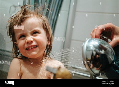Duschen Mädchen Fotos Und Bildmaterial In Hoher Auflösung Alamy